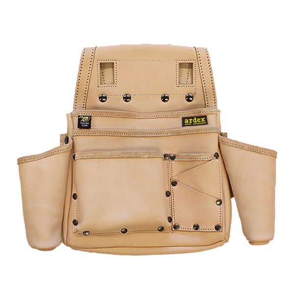 【特徴】表面にほとんど加工をしていない為、素朴でナチュラルな質感。使い込むうちに独特の色合いとツヤが生まれ柔らかくなり、使い"手"になじみ、愛着を持って使い続けることができます。ヌメ革は元々貴重で、キズのある部分をできるだけよけて裁断したい...