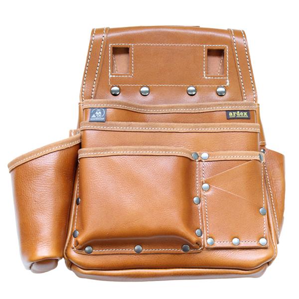 【特徴】高級素材オイルヌメ革使用！たっぷりの脂で、しっとり滑らかな素材で使い込むほどに手になじみ、色合いの変化を楽しめます。ヌメ革は元々貴重で、キズのある部分をできるだけよけて裁断したいので、1個の釘袋を作るのに原皮を多く使用します。その為...