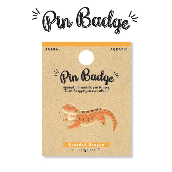 愛らしいフトアゴヒゲトカゲ柄ピンバッジ。バッグやリュック、帽子などのアイテムにワンポイントとして付けたり、ブローチのように胸元につけてもgood♪好きな動物を集めたり、動物好きさんへのギフトにも。■台紙サイズ：6cm×4.7cm　本体サイズ...