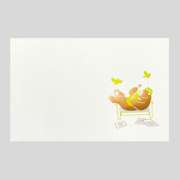 クマたちが思い思いの週末を過ごすBear's Weekendシリーズ。始めたばかりのギターを練習するツキノワグマ。音を聞きつけた小鳥たちが遊びに来たようです。職人の手で１枚１枚丁寧に作られた高級感のある箔押しメッセージカードです。※ポスト面...