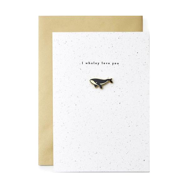 イギリスのメーカー"OLD ENGLISH CO."のグリーティングカード。取り外してカバンやポーチに付けられるピンバッジ付きです。表紙に「I whaley love you」の文字が入っています。クジラ好きの方へのプレゼントにも。中面は白...