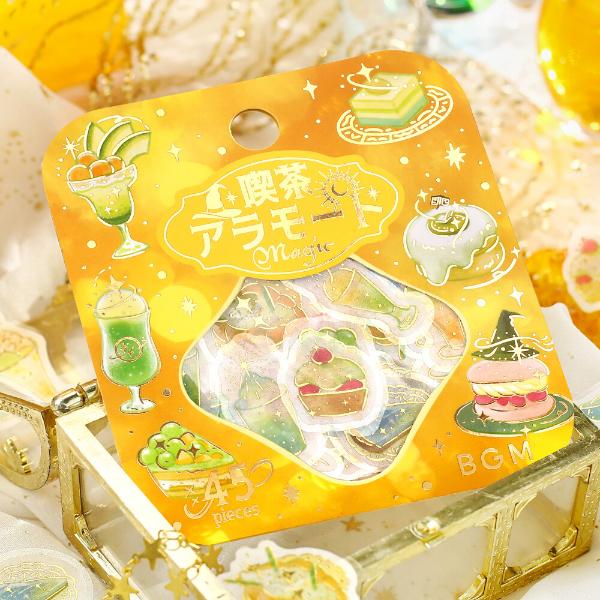 レトロな喫茶店をテーマにした大人気の「喫茶アラモード」。「魔法」の要素を取り入れた新シリーズが登場です！喫茶の定番メニューに星や月、魔法帽など隅々まで細やかなデザインがあしらわれています。繊細に散りばめられた美しい箔押しにも注目です！BGM...