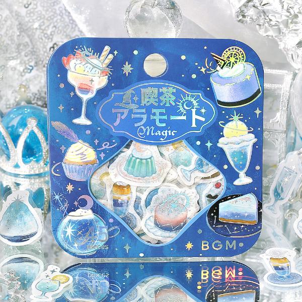 レトロな喫茶店をテーマにした大人気の「喫茶アラモード」。「魔法」の要素を取り入れた新シリーズが登場です！喫茶の定番メニューに星や月、魔法帽など隅々まで細やかなデザインがあしらわれています。繊細に散りばめられた美しい箔押しにも注目です！BGM...