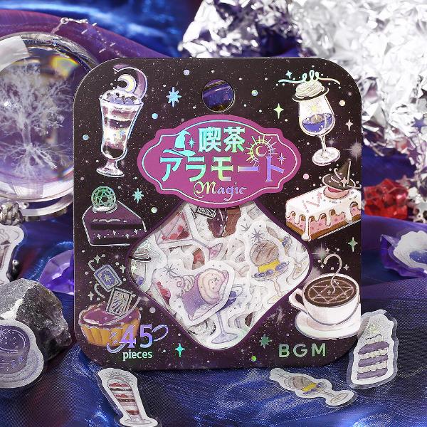 レトロな喫茶店をテーマにした大人気の「喫茶アラモード」。「魔法」の要素を取り入れた新シリーズが登場です！喫茶の定番メニューに星や月、魔法帽など隅々まで細やかなデザインがあしらわれています。繊細に散りばめられた美しい箔押しにも注目です！BGM...