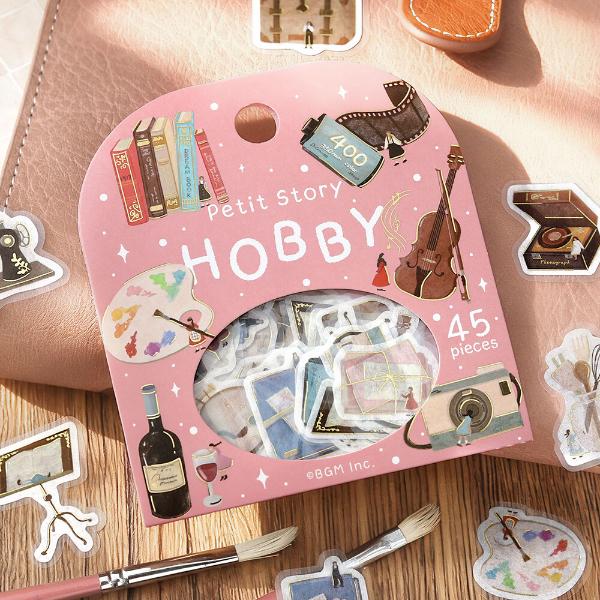 身近なモチーフと一緒に描かれる小人たち。まるで絵本の中に入ったような世界観が楽しめるシールです。手描き感が可愛らしく、お手紙や手帳をお洒落に彩ります♪カメラ/ワイン/パレット/楽器/ミシン/本/手芸/トラベル/フィルム/手紙/インク/レトロ...