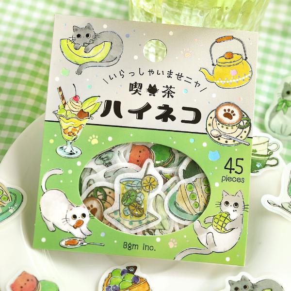 「いらっしゃいませニャ！」猫×カフェの世界へようこそ。人気マステシリーズ「喫茶クロネコ」が、シールになって登場！クロネコだけでなく、ハイネコ、ミケネコ、シロネコも仲間入り♪猫たちが集う、それぞれに個性を持つカフェをお楽しみください。BGMの...
