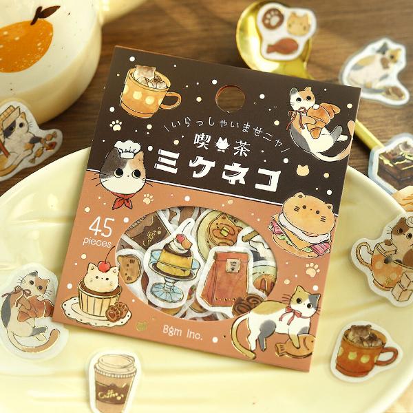 「いらっしゃいませニャ！」猫×カフェの世界へようこそ。人気マステシリーズ「喫茶クロネコ」が、シールになって登場！クロネコだけでなく、ハイネコ、ミケネコ、シロネコも仲間入り♪猫たちが集う、それぞれに個性を持つカフェをお楽しみください。BGMの...