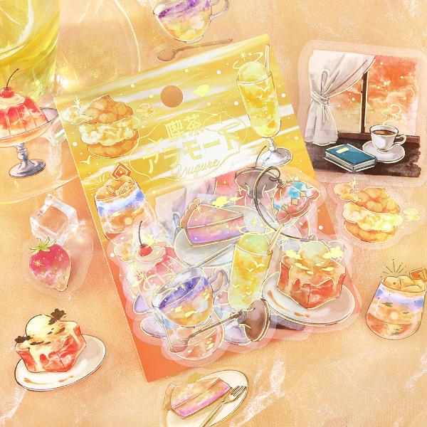 クリア感がお洒落なPET素材シール。重ねて貼ってコラージュしても可愛いです。「喫茶アラモード・空」大人気シリーズから空をモチーフにした新商品が登場！繊細なタッチとクリア素材で透明感ある幻想的な世界観。メニューはもちろん、シーンを描いた大きめ...