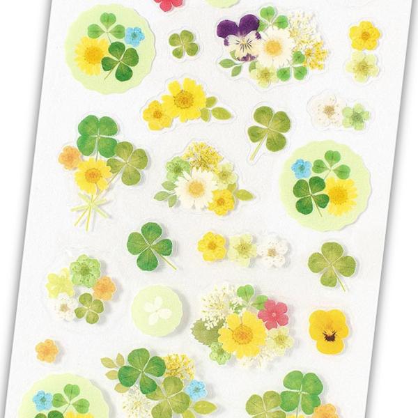 日常のなかでお使い頂ける上品な花柄の透明シールです。色紙やメッセージカード、お手紙のワンポイントなどに。クローバーの押し花をメインにした華やかなデザイン。透明台紙■シートサイズ：W90×H165mm■素材：透明PET■生産国：日本エヌビー社