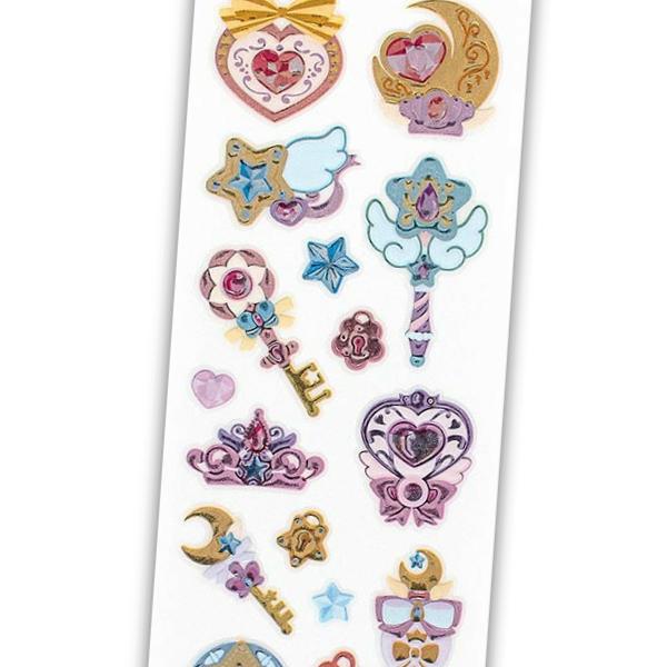 高級感がある輝きと、細かい盛り上げが美しいシールです。キラキラ輝く、憧れの魔法のアイテムたち。お手紙に貼ったり封緘シールとして使ったり、色紙・メッセージカード等のデコレーションとしてお使いいただいても存在感があります。お子さまが頑張った際の...