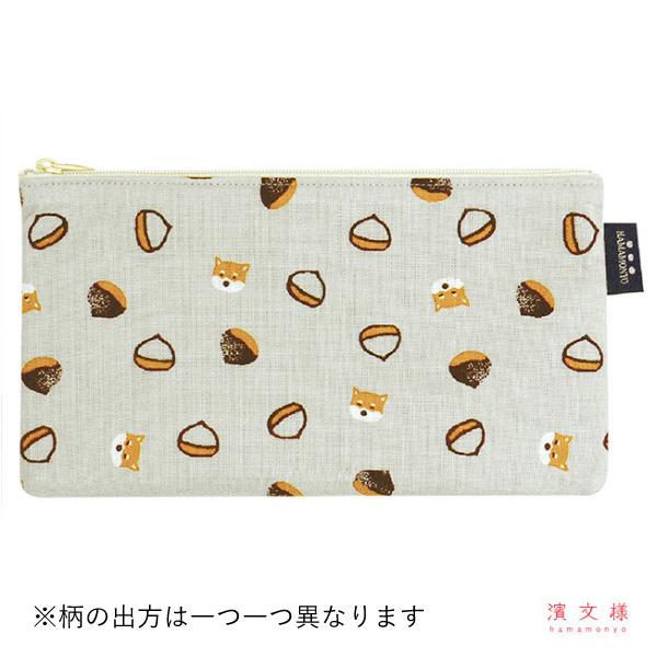 てぬぐい生地を使用した、大きめサイズのスマートなポーチ。内側は抗菌ナイロン製で仕切りがひとつ付いています。化粧ポーチや通帳やお薬手帳入れ、マスクポーチとしてのご使用もオススメです。柴犬/栗/マロン/秋/※商品の色はご覧頂くＰＣ環境によって多...