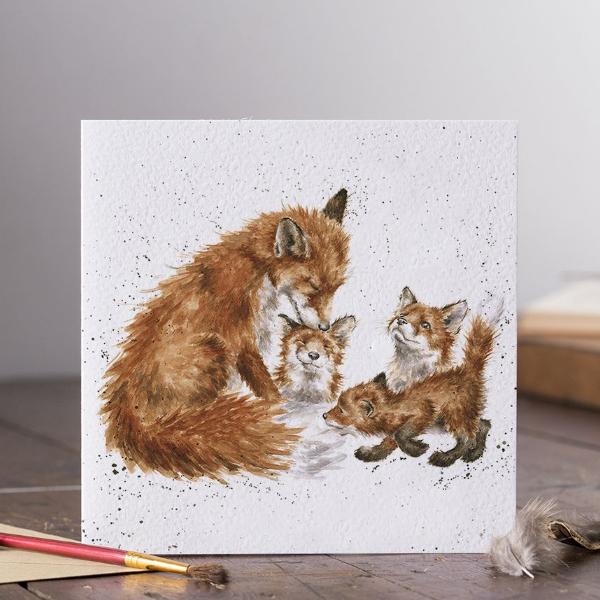 子ぎつねの頭に優しくキスをする親ぎつね。キツネ好きの方へのグリーティングカードとしてはもちろん、お部屋に飾っても可愛いです。中面は白紙なので自由にアレンジ可能。色紙代わりに使ったり、様々なシチュエーションで使えます。再生クラフトの封筒つき。...