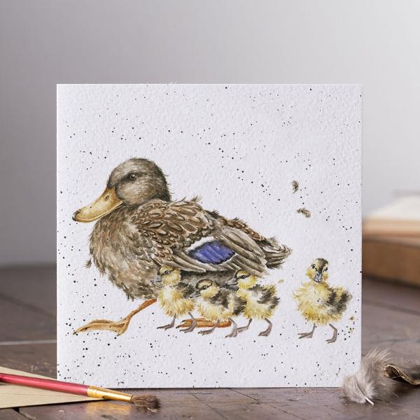 ヒナたちを連れてお引越し中の鴨のお母さん。野鳥好きの方へのグリーティングカードとしてはもちろん、お部屋に飾っても可愛いです。中面は白紙なので自由にアレンジ可能。色紙代わりに使ったり、様々なシチュエーションで使えます。再生クラフトの封筒つき。...