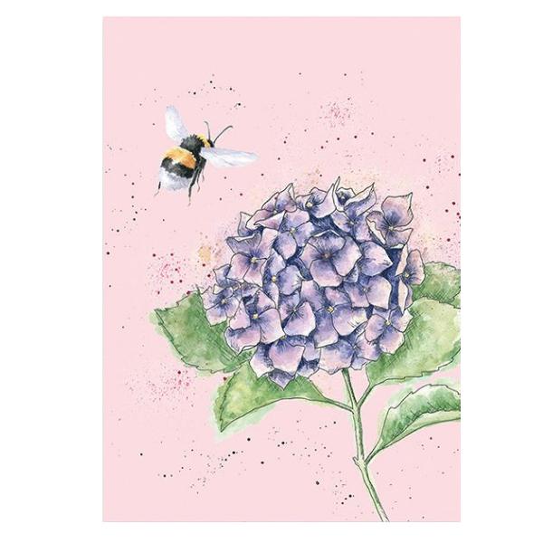 紫のアジサイの花とマルハナバチ。しっかりとした厚みと温かみのある紙質でグリーティングカードとしてはもちろん、お部屋に飾っても可愛いです。『Wrendale Designs（レンデールデザイン）』イギリスの人気アーティスト「ハンナ・デール」さ...