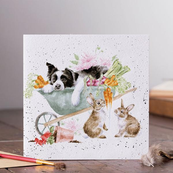 人参や玉ねぎなど、収穫したての野菜が載った荷車で幸せそうに眠るワンちゃん。その隙に人参を狙っているウサギさんたちが可愛らしいデザイン。犬好きの方へのグリーティングカードとしてはもちろん、お部屋に飾っても可愛いです。中面は白紙なので自由にアレ...