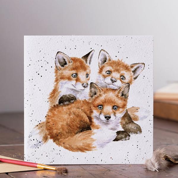 ぴったりと身を寄せ合う子ぎつねたち。キツネ好きの方へのグリーティングカードとしてはもちろん、お部屋に飾っても可愛いです。中面は白紙なので自由にアレンジ可能。色紙代わりに使ったり、様々なシチュエーションで使えます。再生クラフトの封筒つき。『W...