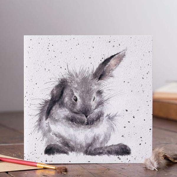 入念に毛繕いをするウサギさん。うさぎ好きの方へのグリーティングカードとしてはもちろん、お部屋に飾っても可愛いです。中面は白紙なので自由にアレンジ可能。色紙代わりに使ったり、様々なシチュエーションで使えます。再生クラフトの封筒つき。『Wren...