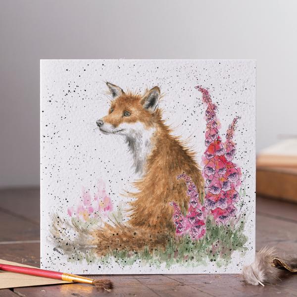 草むらに座る凛々しいキツネ。キツネ好きの方へのグリーティングカードとしてはもちろん、お部屋に飾っても可愛いです。中面は白紙なので自由にアレンジ可能。色紙代わりに使ったり、様々なシチュエーションで使えます。再生クラフトの封筒つき。『Wrend...
