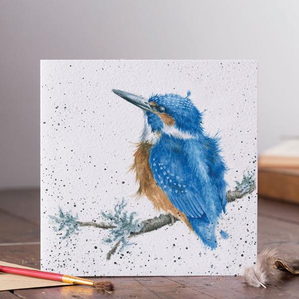 「水辺の青い宝石」の異名を持つカワセミ。野鳥好きの方へのグリーティングカードとしてはもちろん、お部屋に飾っても可愛いです。中面は白紙なので自由にアレンジ可能。色紙代わりに使ったり、様々なシチュエーションで使えます。再生クラフトの封筒つき。『...