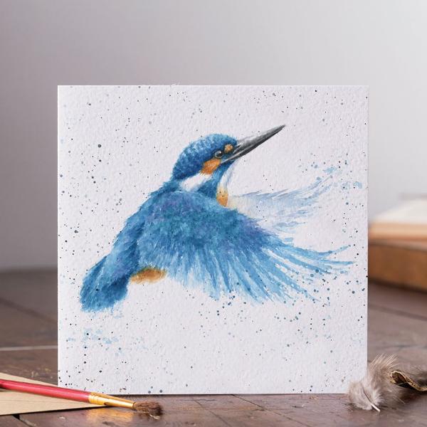 水しぶきをあげて飛び立つカワセミ。野鳥好きの方へのグリーティングカードとしてはもちろん、お部屋に飾っても可愛いです。中面は白紙なので自由にアレンジ可能。色紙代わりに使ったり、様々なシチュエーションで使えます。再生クラフトの封筒つき。『Wre...