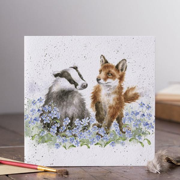 アナグマに興味津々の子ぎつね。キツネ好きの方へのグリーティングカードとしてはもちろん、お部屋に飾っても可愛いです。中面は白紙なので自由にアレンジ可能。色紙代わりに使ったり、様々なシチュエーションで使えます。再生クラフトの封筒つき。『Wren...