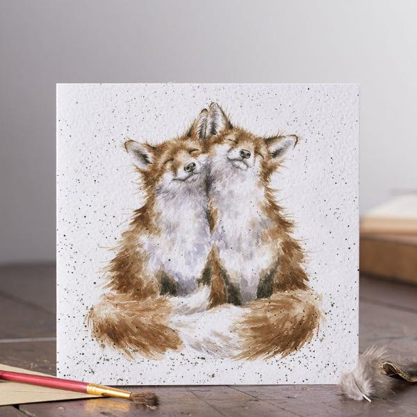 身を寄せ合う2頭のキツネ。キツネ好きの方へのグリーティングカードとしてはもちろん、お部屋に飾っても可愛いです。中面は白紙なので自由にアレンジ可能。色紙代わりに使ったり、様々なシチュエーションで使えます。再生クラフトの封筒つき。『Wrenda...