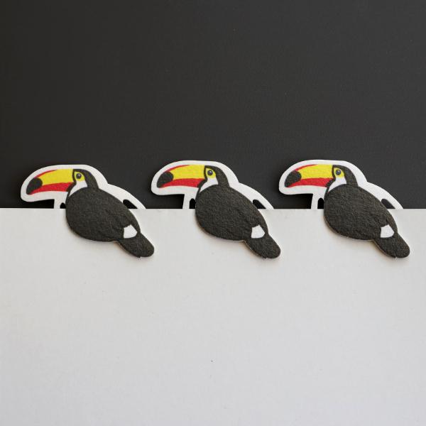 オニオオハシの紙製クリップです。しっかりとした厚みと強度があり、コピー用紙10枚は問題なくとめられます。紙の縁にとまっているように見える可愛いデザイン。手帳や本に挟めば、顔がぴょこっと飛び出します。ＳＤＧ’sを推進したファイバー紙製。「ファ...