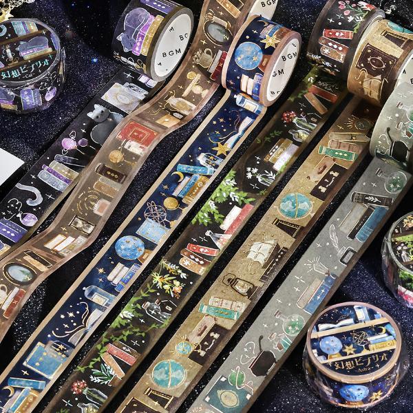 魔法の世界の一室にある棚(本棚)をイメージしたマステシリーズ。占星術や、植物を使う魔法など特徴的なモチーフが描かれています。上下に重ねると一つの棚のようなコラージュが作れます♪色々な組み合わせで、自分だけのお気に入りの本棚を作ってみてくださ...