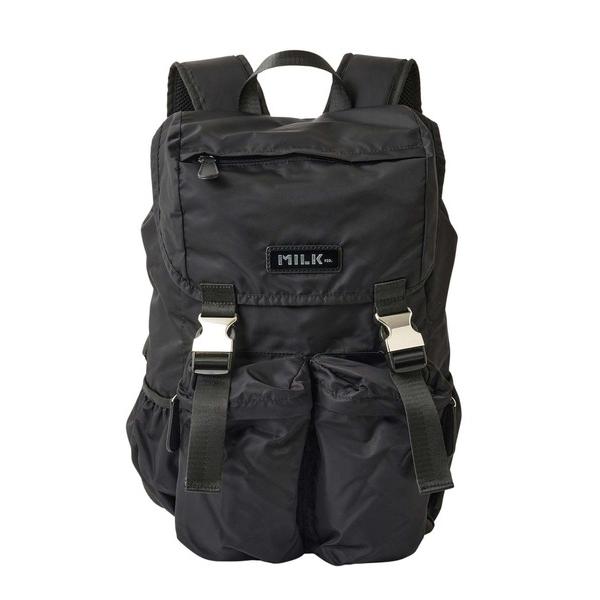 ＼＼大人でも持ちやすいカジュアルデザインのバックパック／／■ツヤっとした生地感、シルバーのメタルバックル、ロゴプレートがポイント■縦長のマチ付きフロントポケット、サイドにはドリンクボトルや傘を収納しやすいポケット付き■中にはPCが直接入れら...