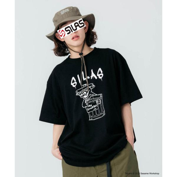 SILAS x SESAME STREET OSCAR THE GROUCH PRINT S/S TEE 110232011003・落書き禁止のプラカードを指差したオスカーのキャラクターと、SILASロゴが落書きで描かれた半袖Ｔシャツ・身幅...