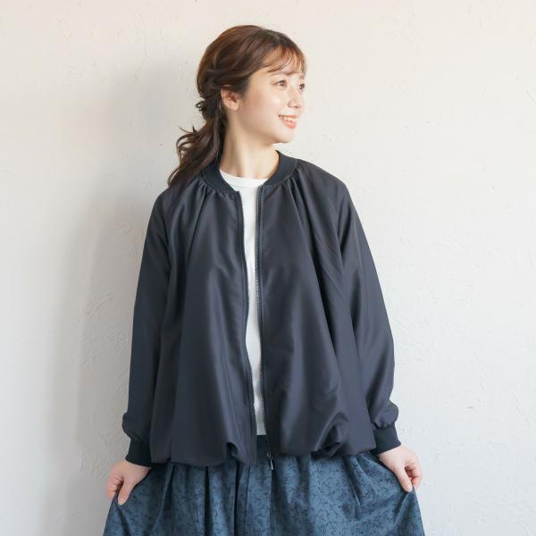 ふんわりしたブルゾンでゆるやかに丸みを帯びたヘムラインが優しく、大人カジュアルな印象に。軽量で撥水加工のブルゾンなので雨や風の日に最適です。小さくたたんでクリックポストに入るサイズですので送料無料です。モデル身長160cm2024秋冬新作 ...