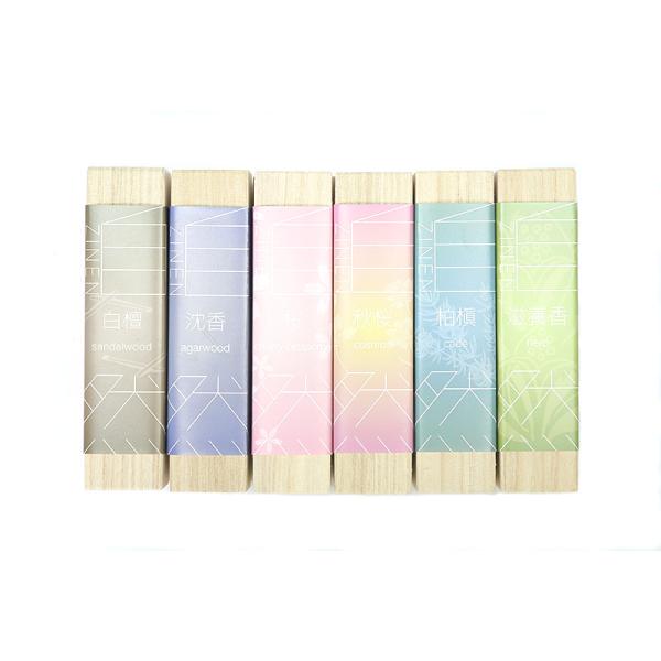 当店オリジナルの中でも、より自然な香りを感じていただくことを目的に調香したシリーズです。新たに、秋桜（コスモス）、柏槇、滋養香、マリーゴールドが登場。日常使いでも、お仏壇にも、プレゼントにも最適な木箱に入ったオリジナルお香です。◆桜／内容を...