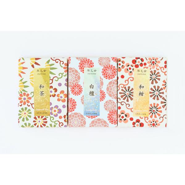 日本の伝統的な和柄をモチーフにした、華やかで和モダンなパッケージと香り。「白檀」は白檀をベースに沈香など天然香料を調合した華やかで甘美な香り。「和柑」はほのかに甘い柑橘系の香り。「和茶」は緑茶の香りが爽やかな天然茶葉を配合し、消臭効果も期待...