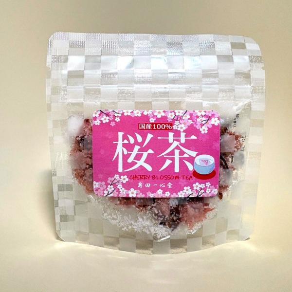 国産(主に神奈川県産)の八重桜を色と香りをそのままに塩漬けにした商品です。婚礼・貴賓・お正月・ご商談の席に。桜茶以外にお酒やお吸い物、混ぜご飯にご使用したり、ケーキ等お菓子にも。幅広くご利用いただけます。商品名：桜茶　30ｇ＜使用原材料＞桜...