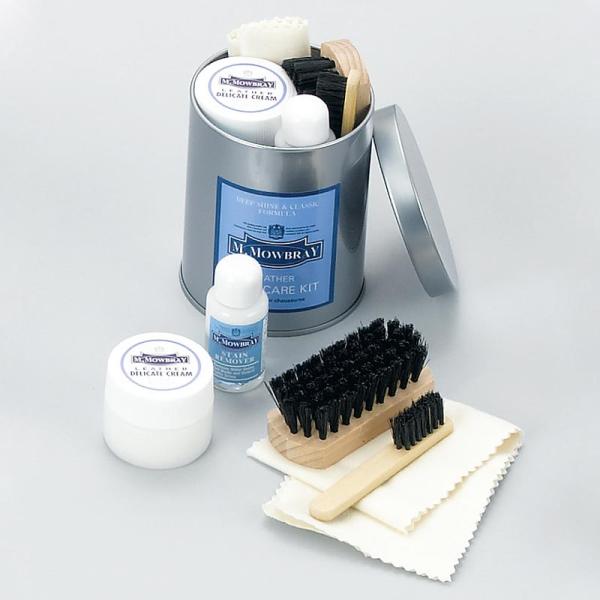 M．モゥブレィブランドオリジナルの缶に入ったシューケア（靴磨き）セットです。 人気の靴用汚れ落し「ステインリムーバー」と皮革用栄養クリーム「デリケートクリーム」のミニサイズバージョン入りのかわいいセットです。■缶の材質：スチール■缶のサイズ...