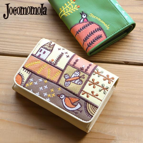 jocomomola ホコモモラ カンポ2 二つ折り財布 かぶせ アニマル 5388011植物や太陽、星や鳥達など自然をモチーフにしたカラフルでにぎやかな遊び心あふれるデザインです。背面にも小鳥などの刺繍があり持つ人の気分をワクワクさせてく...