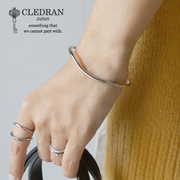 バングル レザーコースター付き CLEDRAN クレドラン ACCENT アクセント SURGICAL STAIN.BANGLE  CL3799ゆるい曲線のラインが絶妙なニュアンスをプラス。シンプルで他のアクセサリーとも調和する一品です。金...