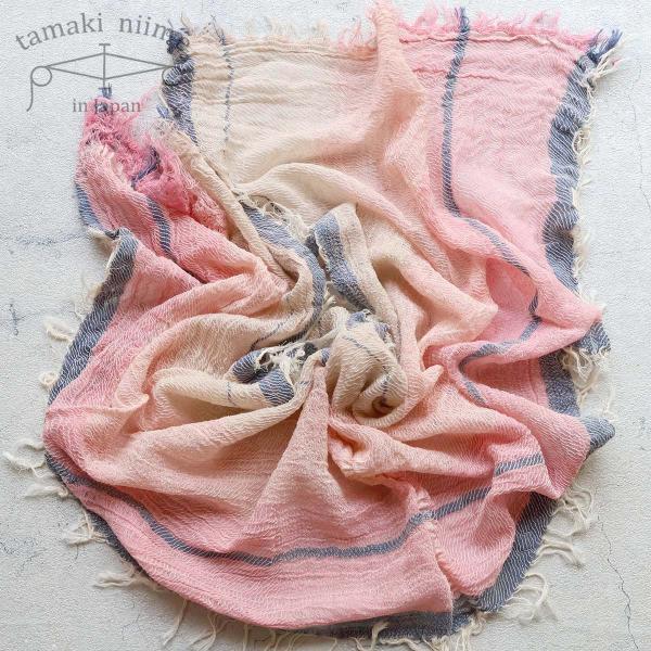 tamaki niimeの原点と言えるroots shawl。その特徴は、他では体験できないような柔らかさと色のバリエーションにあります。smallサイズはより多くの人にtamaki niimeを知ってもらえるようにつくったサイズ。通常の織...