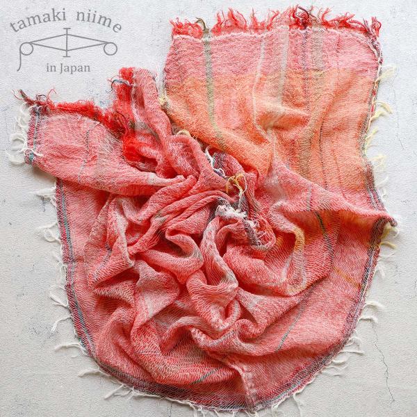 tamaki niimeの原点と言えるroots shawl。その特徴は、他では体験できないような柔らかさと色のバリエーションにあります。smallサイズはより多くの人にtamaki niimeを知ってもらえるようにつくったサイズ。通常の織...