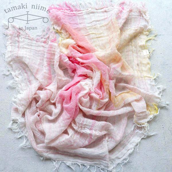 tamaki niimeの原点と言えるroots shawl。その特徴は、他では体験できないような柔らかさと色のバリエーションにあります。smallサイズはより多くの人にtamaki niimeを知ってもらえるようにつくったサイズ。通常の織...