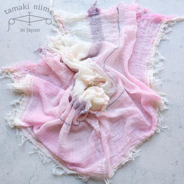 tamaki niimeの原点と言えるroots shawl。その特徴は、他では体験できないような柔らかさと色のバリエーションにあります。smallサイズはより多くの人にtamaki niimeを知ってもらえるようにつくったサイズ。通常の織...