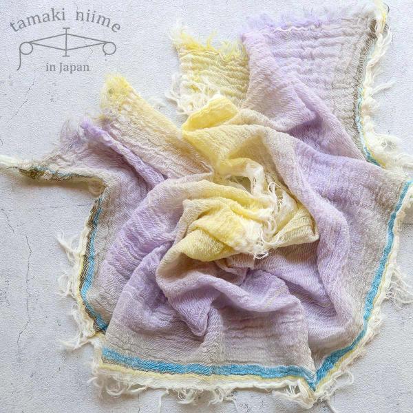 tamaki niimeの原点と言えるroots shawl。その特徴は、他では体験できないような柔らかさと色のバリエーションにあります。smallサイズはより多くの人にtamaki niimeを知ってもらえるようにつくったサイズ。通常の織...