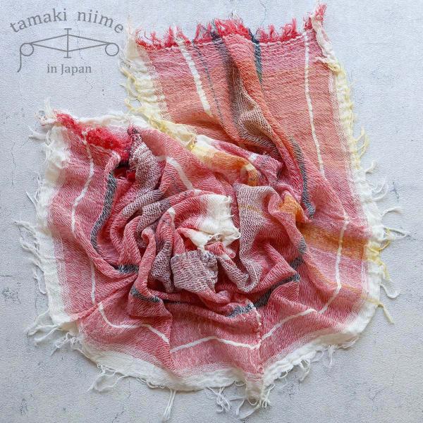 tamaki niimeの原点と言えるroots shawl。その特徴は、他では体験できないような柔らかさと色のバリエーションにあります。smallサイズはより多くの人にtamaki niimeを知ってもらえるようにつくったサイズ。通常の織...