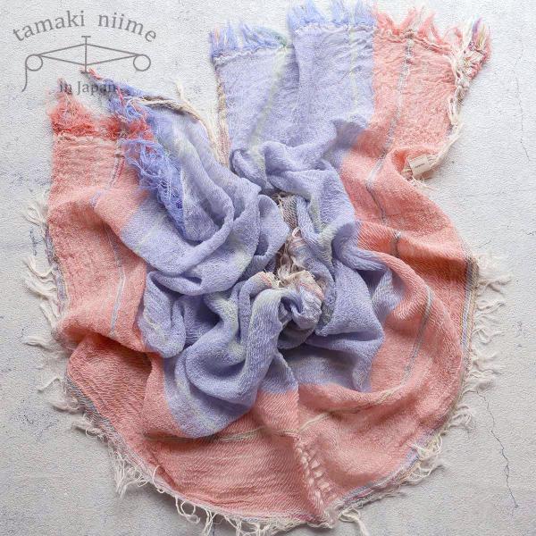 tamaki niimeの原点と言えるroots shawl。その特徴は、他では体験できないような柔らかさと色のバリエーションにあります。smallサイズはより多くの人にtamaki niimeを知ってもらえるようにつくったサイズ。通常の織...