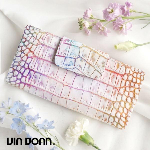 VIA DOAN ヴィアドアン 薄マチ二つ折り長財布 フラグメントケース クロコ型押し レインボー 虹色 牛革 唯一無二 日本製 313高級感のあるクロコ調の素材に綺羅びやかな虹色カラーを施した他にはない、華やかな女性らしい財布です。イタリ...