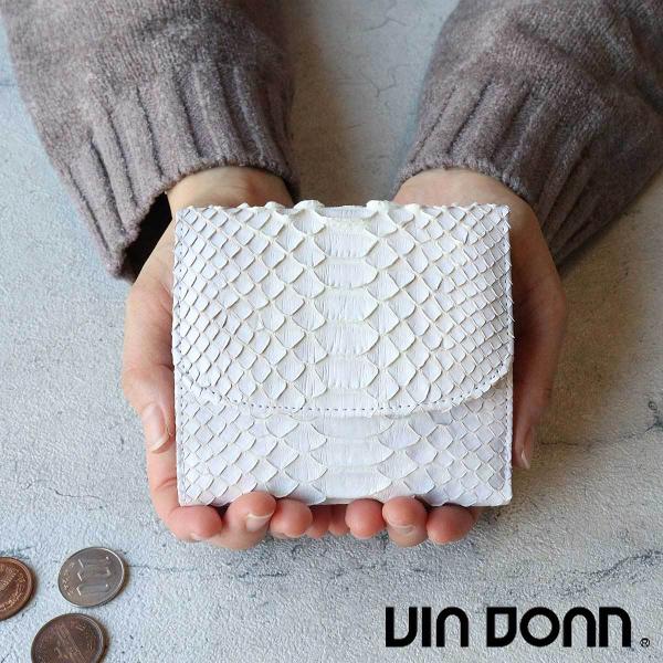 送料無料＆ポイント10倍！営業日15時迄の注文で即日出荷☆フェミニンな縁起の良いお財布シリーズ清楚で優しいホワイトカラーのパイソンにヘビ革本来の柄の濃淡をほのかに残したフェミニンなお財布シリーズコンパクトなデザインの2折財布。正面はボックス...
