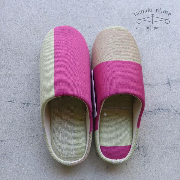 tamaki niimeの色とりどりの 生地でつくった、ルームシューズ。左右で柄の向きを変えた、あそびのあるデザイン。生地には撥水加工を施して、日常履きしやすく。インテリアになじんで、引越しや結婚のお祝いにも。全国でも数少ない徳島のルームシ...