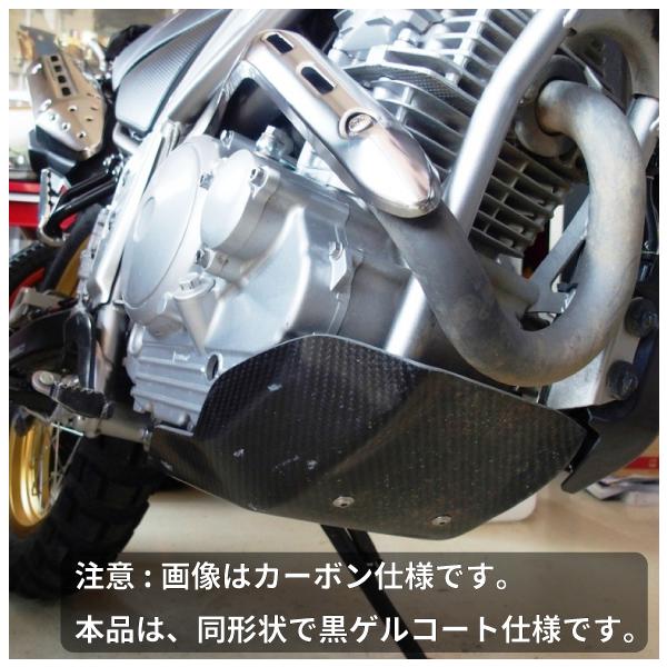 【発売日：2020年08月25日】生産の終了した、トリッカーとセロー用に製作。画像は、カーボン柄ですが、同形状でお手頃な黒ゲルコート仕様。取り付けボルトオンのお洒落と実用性を兼ね備えたアンダーガード。フレームにピッタリ沿う形で取り付け。取り...