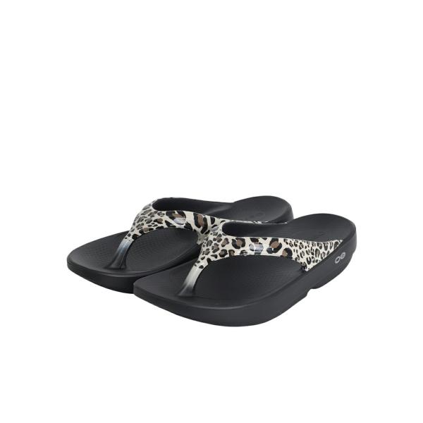 人気のリカバリーサンダルにレオパード柄が登場。シンプルな夏コーデのアクセントになりつつ、人間工学に基づくフットベッドが土踏まずをしっかりサポートし、足・膝・背中への負担軽減を狙える。独自素材「OOFOAM」は一般的なEVAより衝撃を約37％...