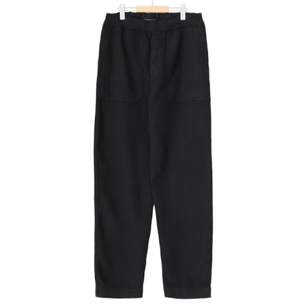 定番ドローストリングパンツをジャージー生地でアレンジした一本。ゴム＋ドローストリングの快適なウエストに、存在感のある大きなフロントパッチポケットを配置。洗いをかけたコットン83%・ウール17%の柔らかなジャージーは、厚すぎずロングシーズン活...